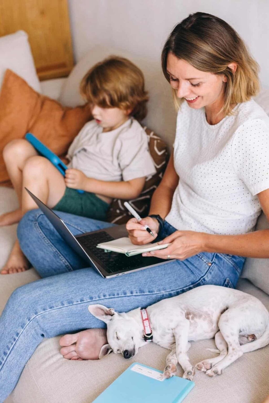 She Opens Her Bible - Teaching The Word To Women Of Faith